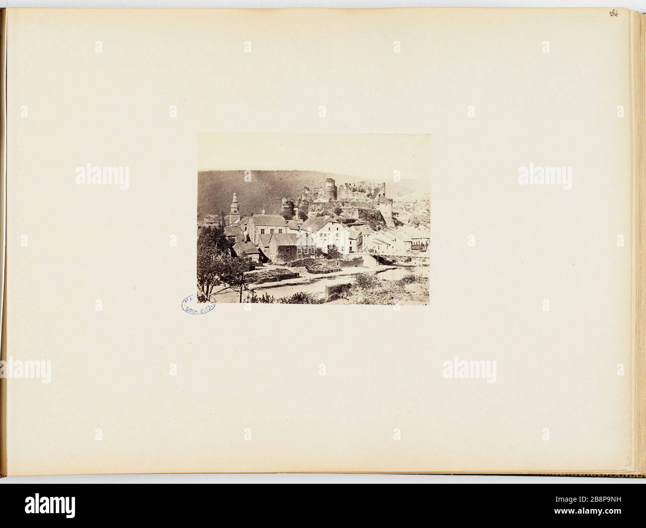 Les ruines au-dessus d'une ville 'Château-fort en ruines surmontant un ...