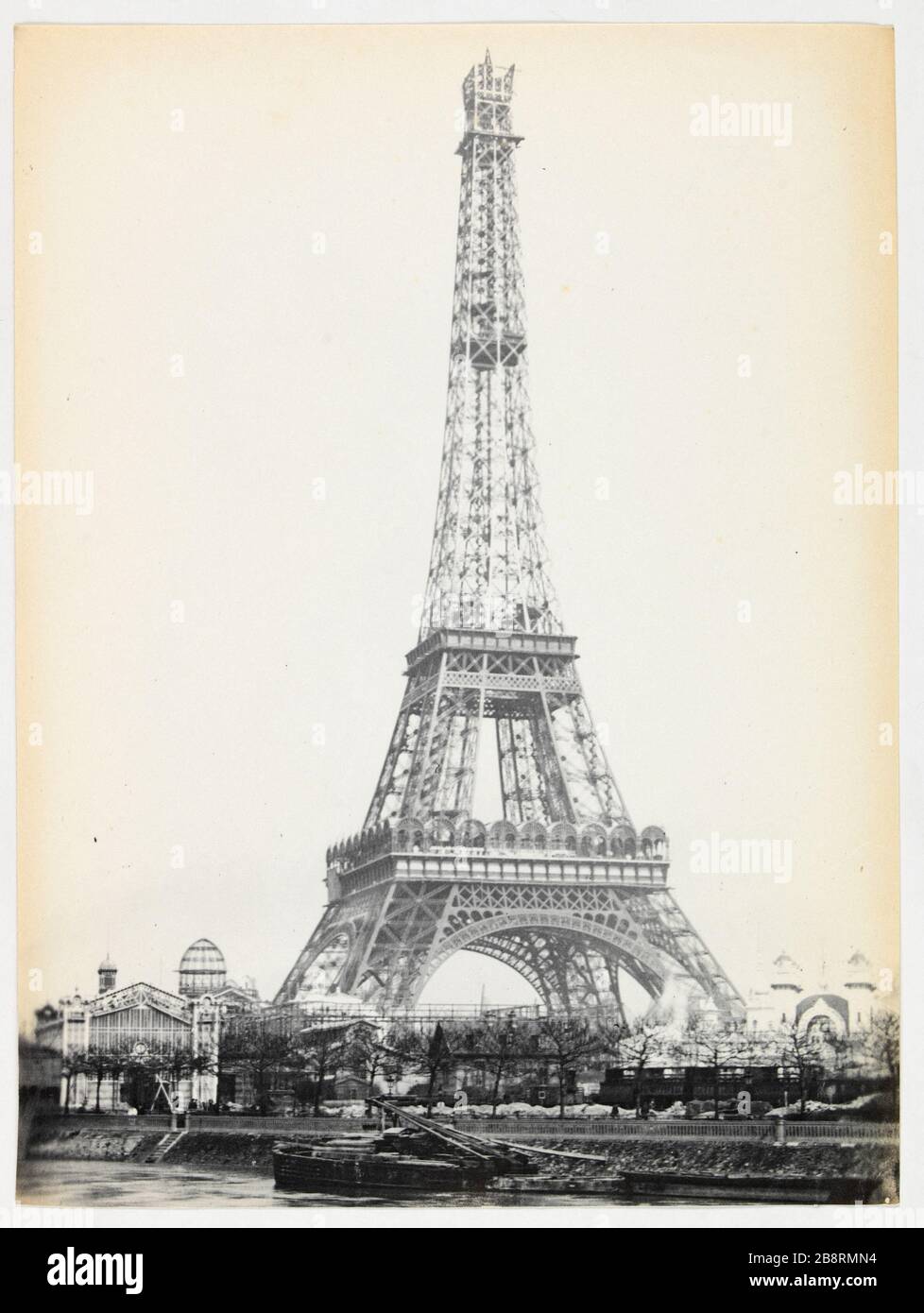 Vue sur la Tour Eiffel en construction lors de l'exposition universelle 1889, 7ème ...