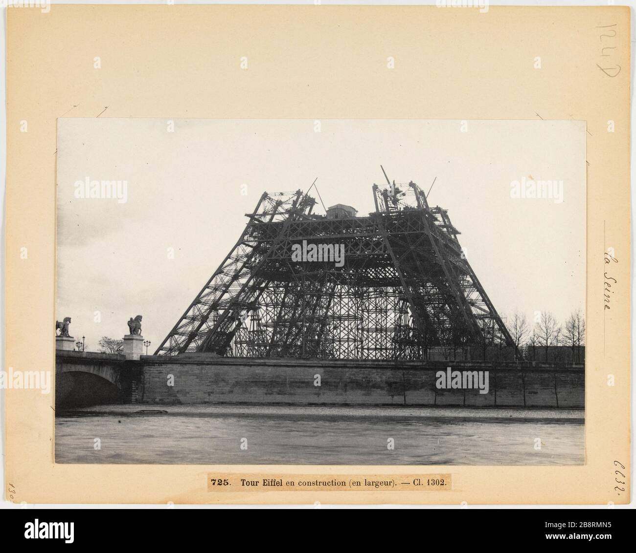 Vue sur la Tour Eiffel en construction lors de l'exposition universelle 1889, 7ème ...