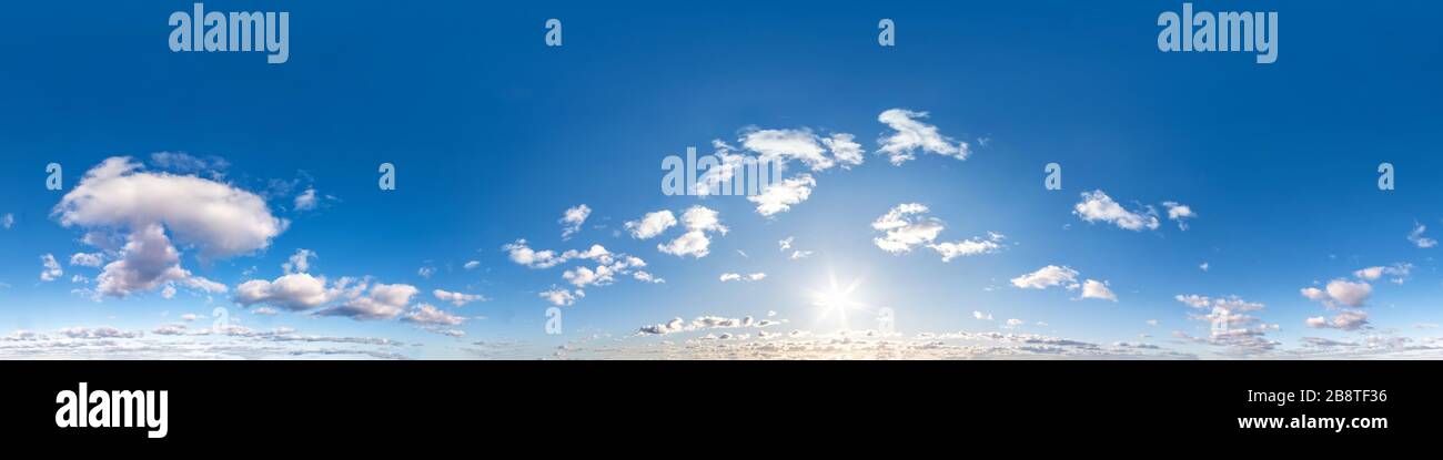 Panorama hdri transparent vue d'angle à 360 degrés ciel bleu avec de beaux nuages de cumulus ...