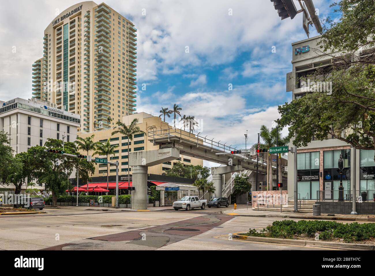 Station de metromover de brickell transport en commun gratuit train de ...