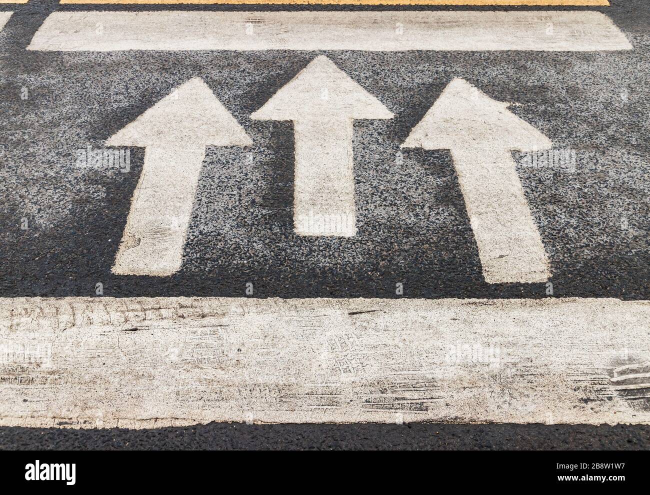 Zebra, passage piéton avec marquage de la route. Flèches et rayures ...