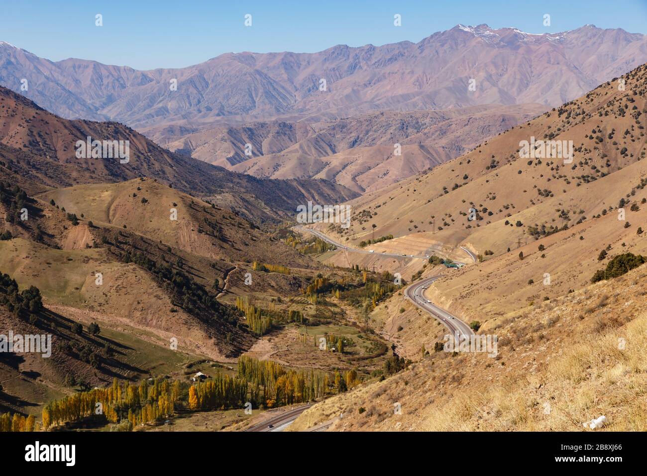 Une route 373 Tachkent-OSH, Kamchik, passe par l'Ouzbékistan. Mountain ...