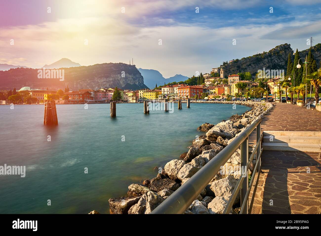 Panorama de Torbole une petite ville sur le lac de Garde, Italie ...