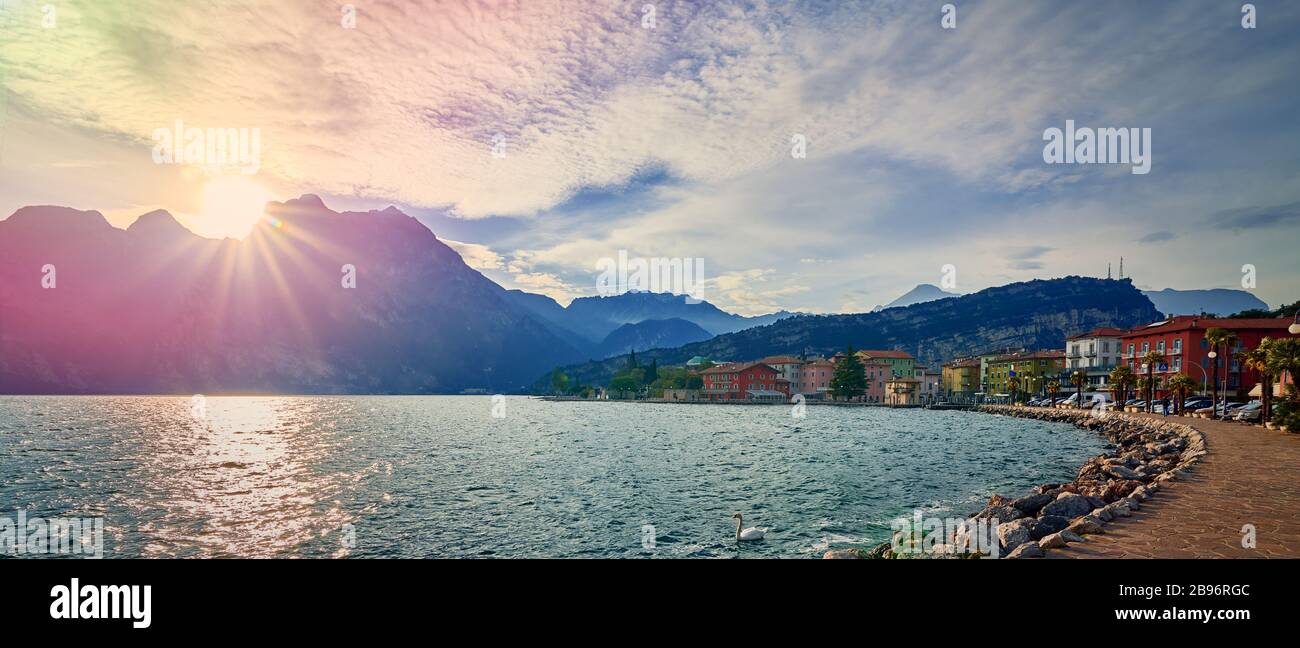 Panorama de Torbole une petite ville sur le lac de Garde, Italie ...