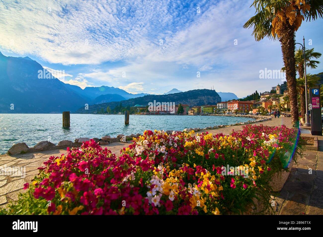 Panorama de Torbole une petite ville sur le lac de Garde, Italie ...