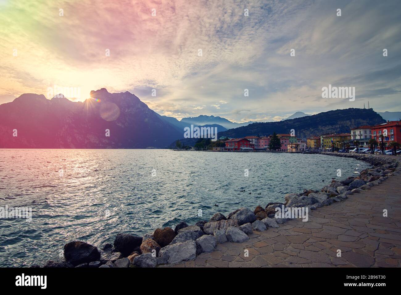 Panorama de Torbole une petite ville sur le lac de Garde, Italie ...