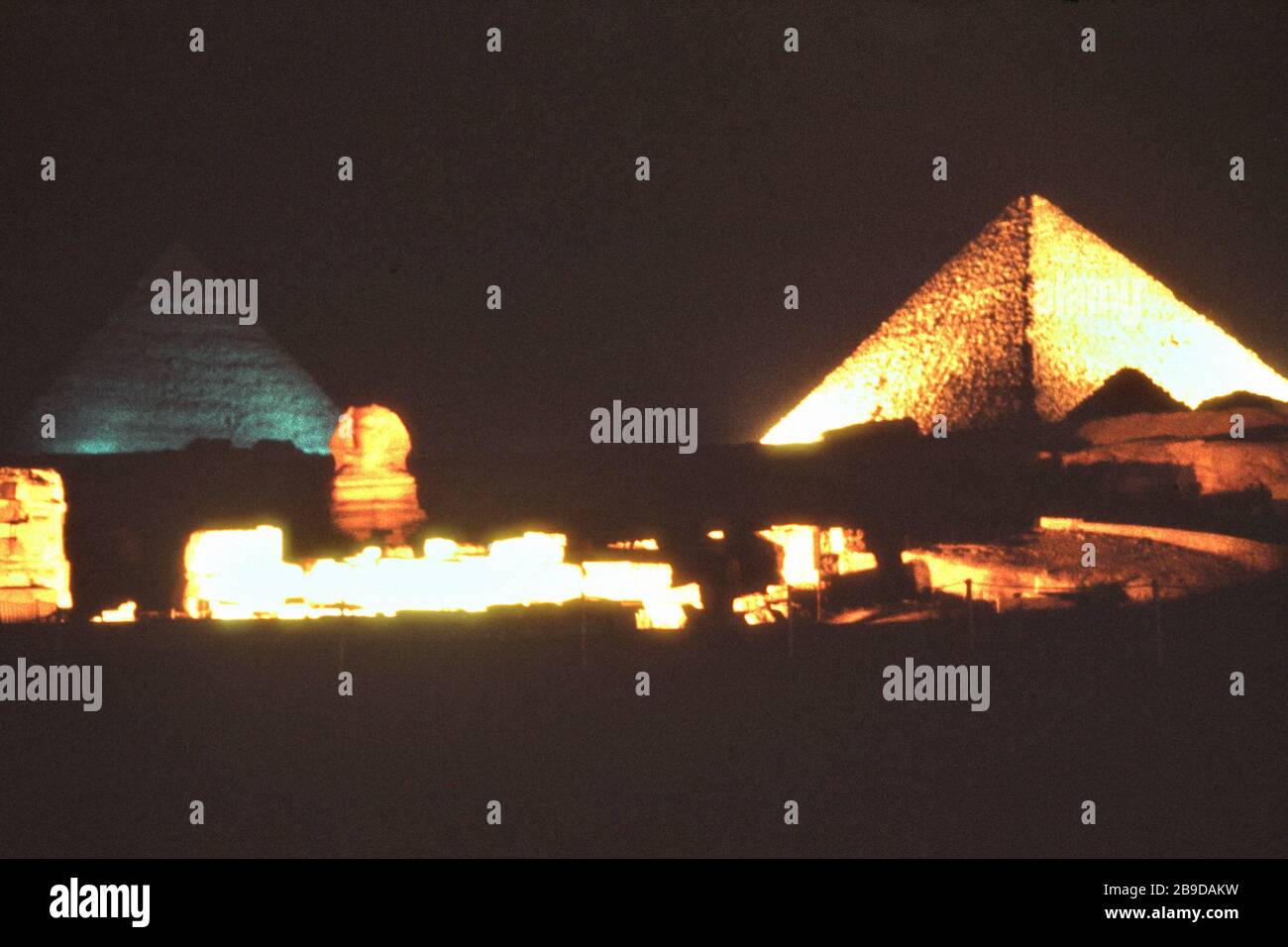 Le sphinx de Gizeh, illuminé la nuit, avec le temple mortuaire de ...
