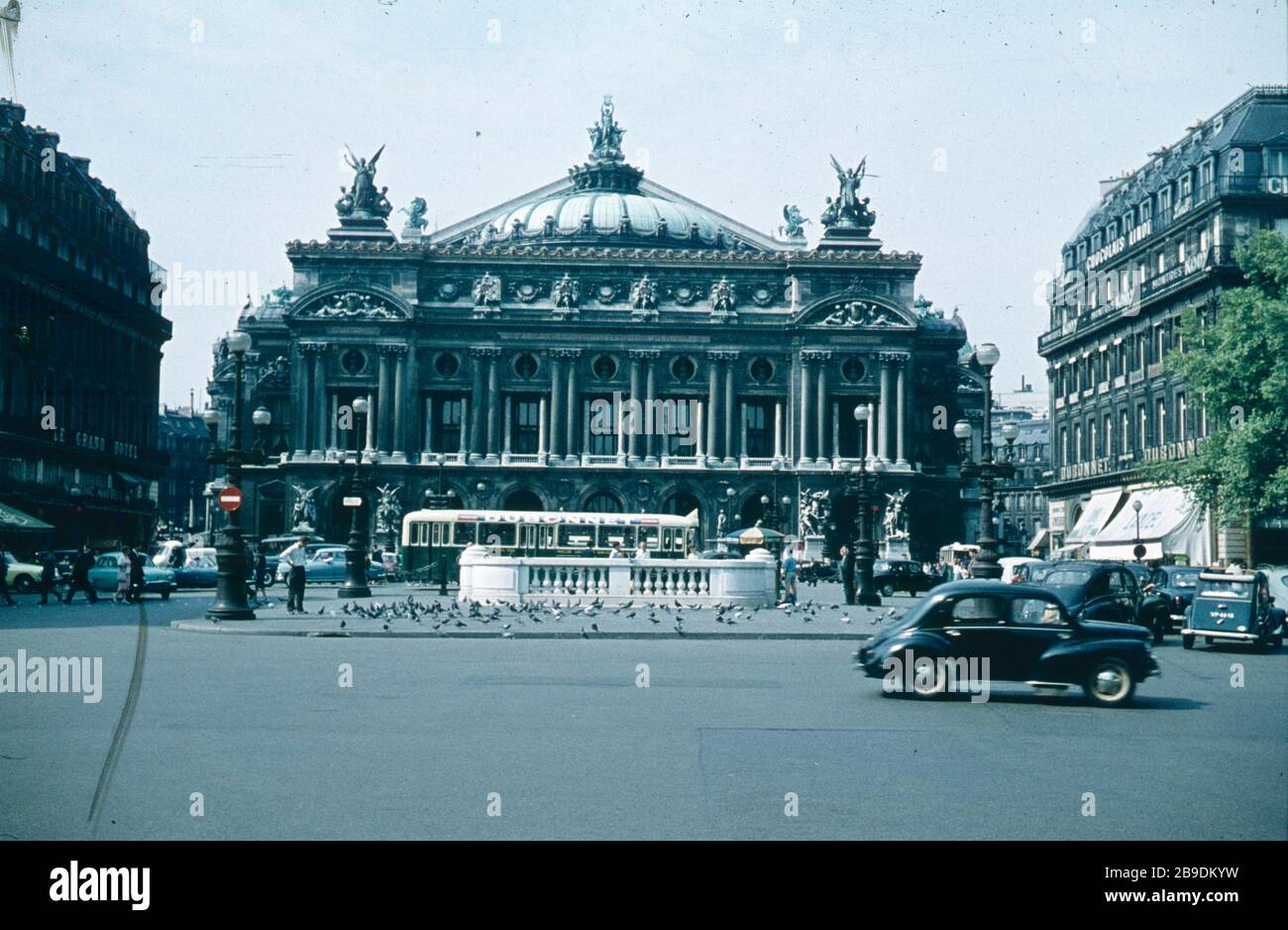 L'Opéra de Paris dans le 9ème arrondissement. Au premier plan une ...
