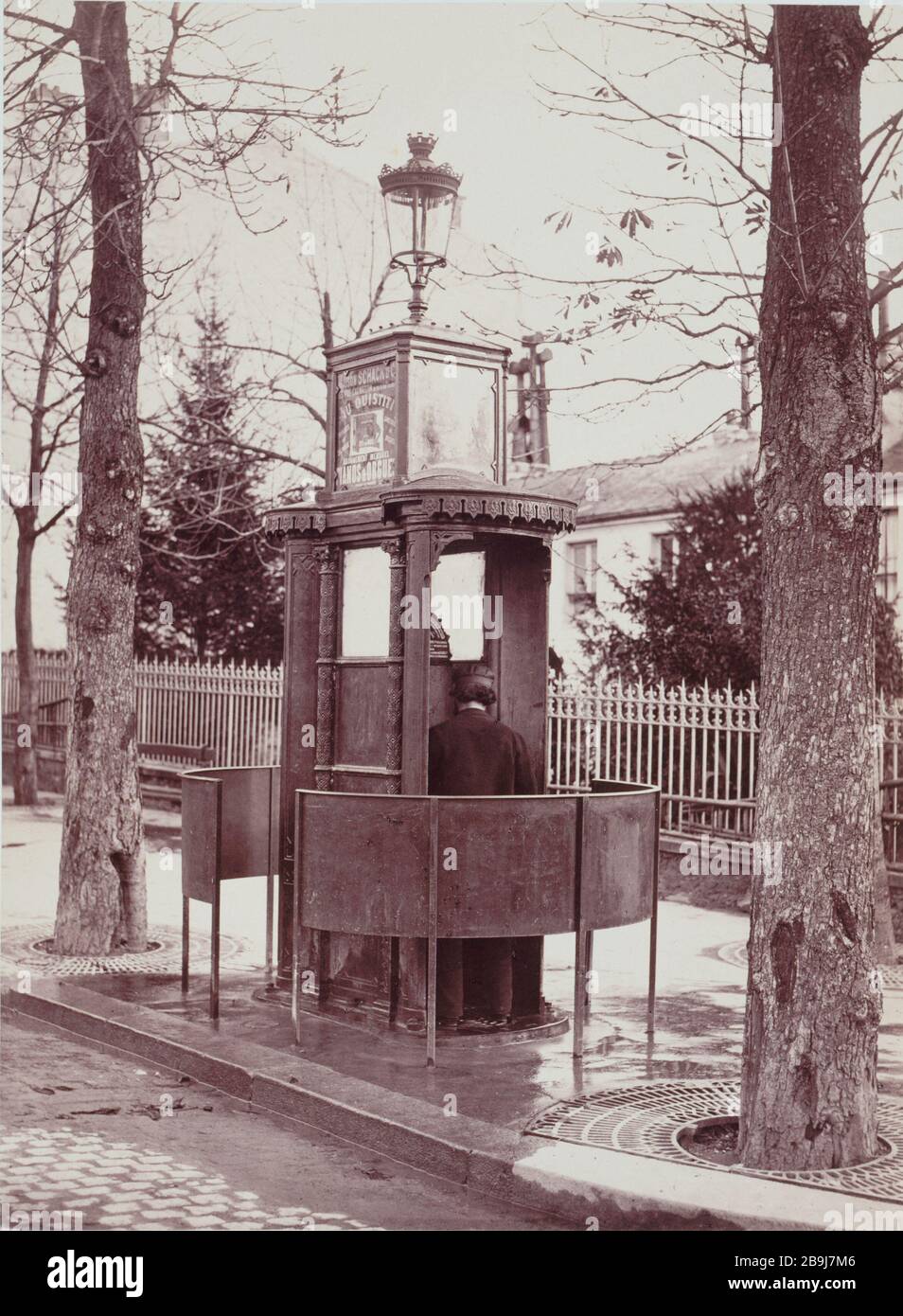 Vespasienne paris Banque de photographies et d’images à haute ...