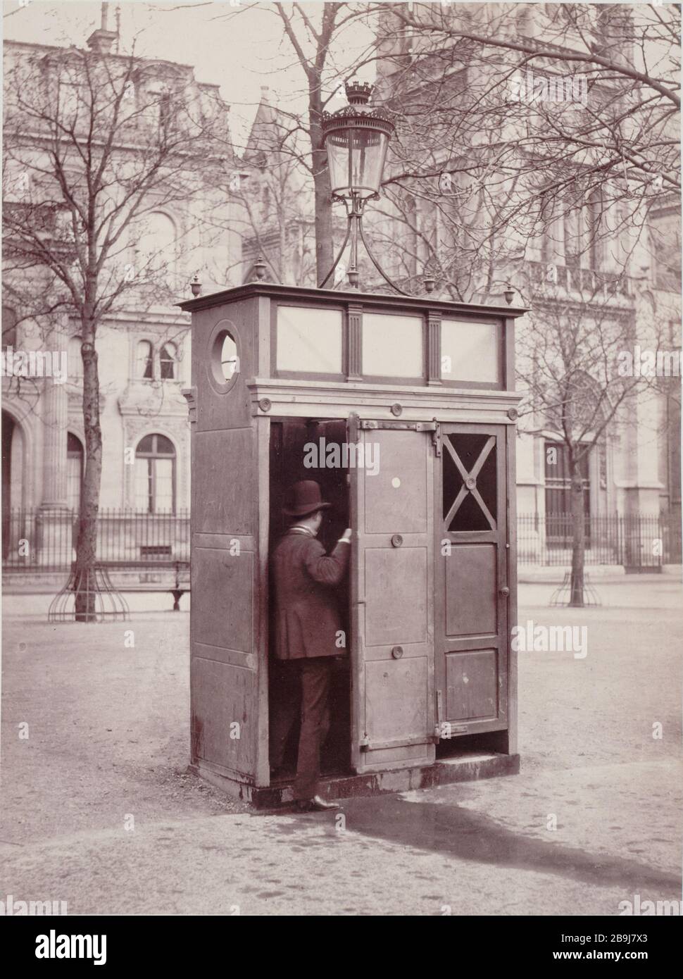 Vespasienne paris Banque de photographies et d’images à haute ...