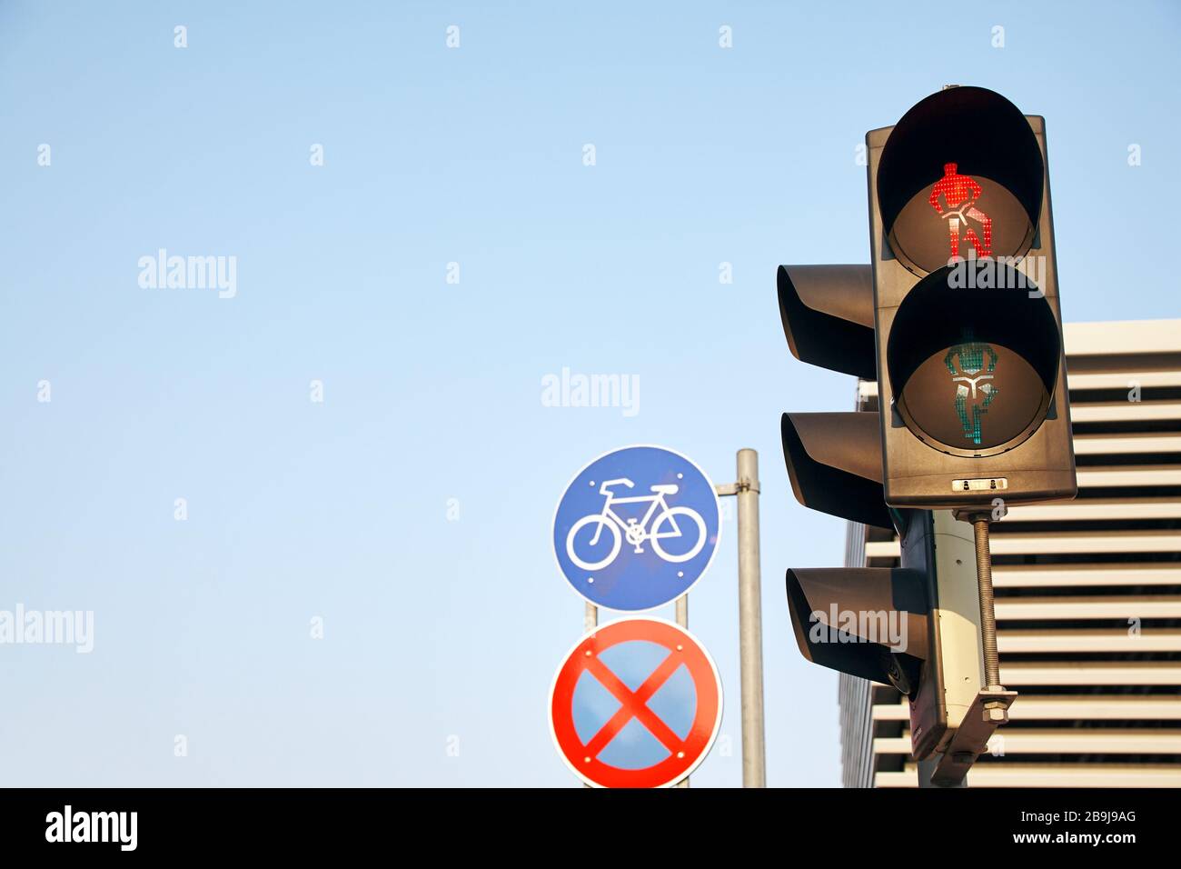 Feux de circulation pour cyclistes. Panneaux de signalisation pour vélo ...