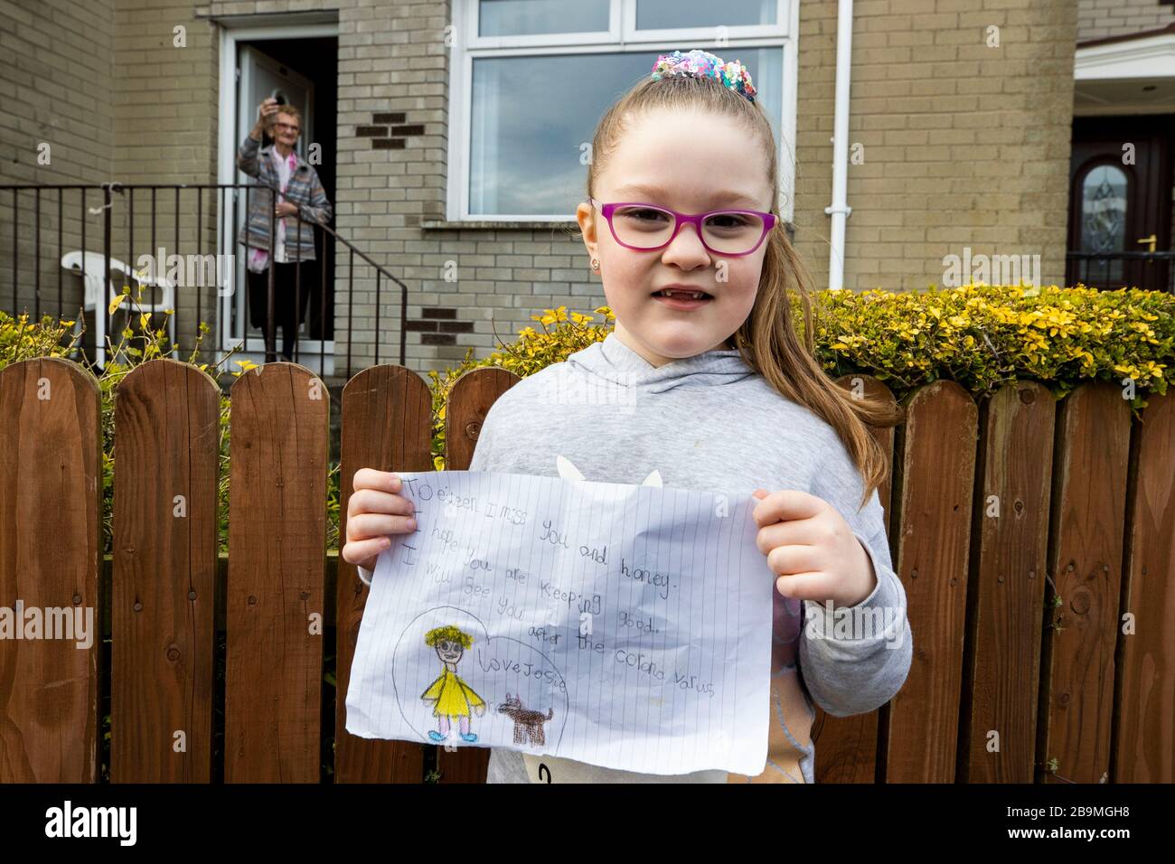 Josie Carson, âgée de 6 ans, détient une lettre qu'elle a écrite à ...