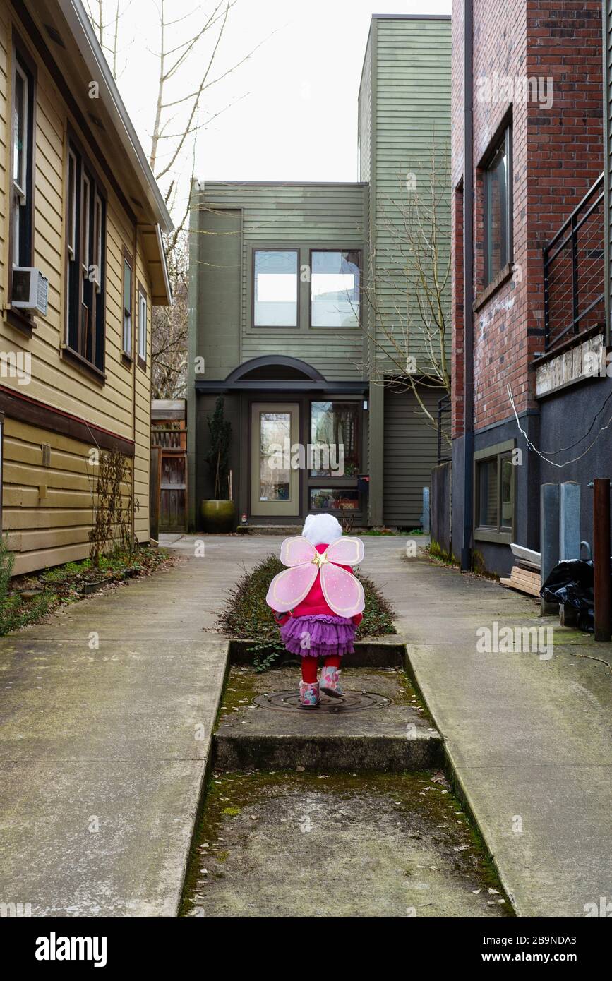 Enfant seul Banque de photographies et d’images à haute résolution - Alamy