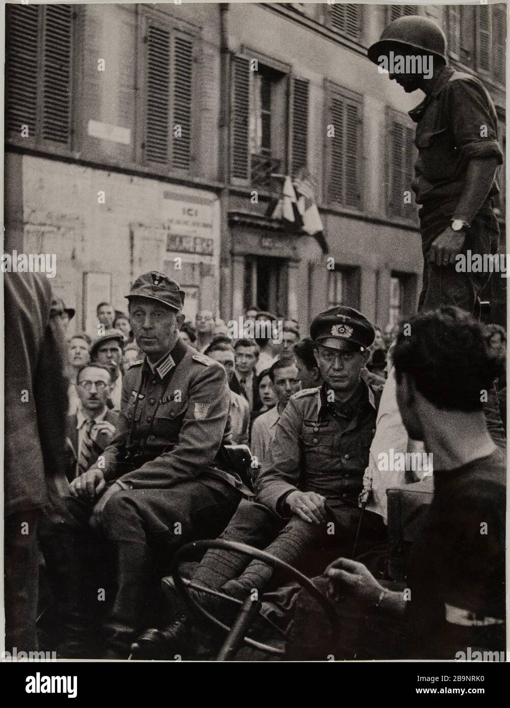 25 août 1944. Les officiers allemands de l'Hôtel de ville de Neuilly prisonniers. La libération ...