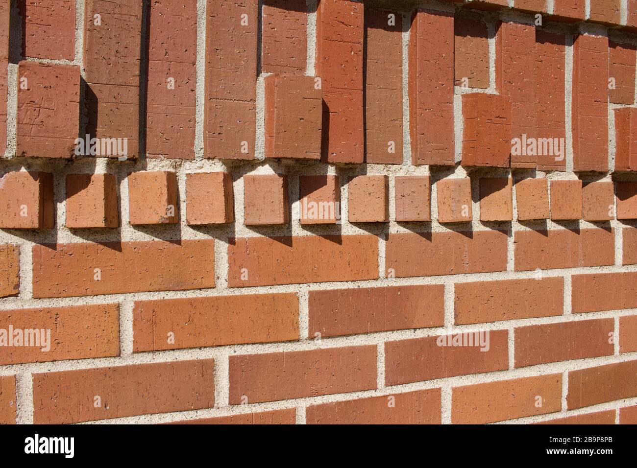 Les briques saillantes de formes géométriques décorent le dessus de ce ...