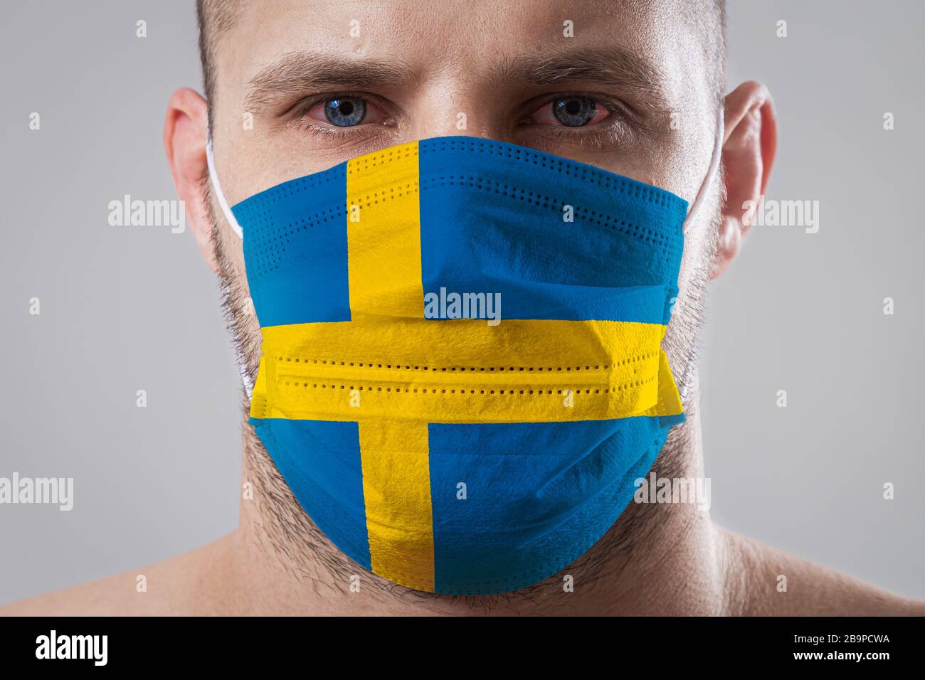 Jeune homme aux yeux douloureux dans un masque médical peint dans les ...