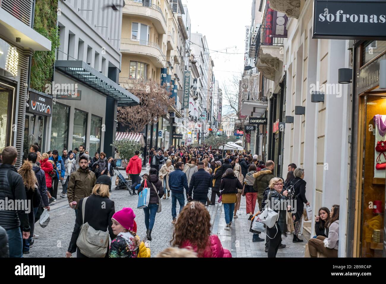 Athènes, Grèce - 15 février 2020. Les gens marchant la rue la plus ...