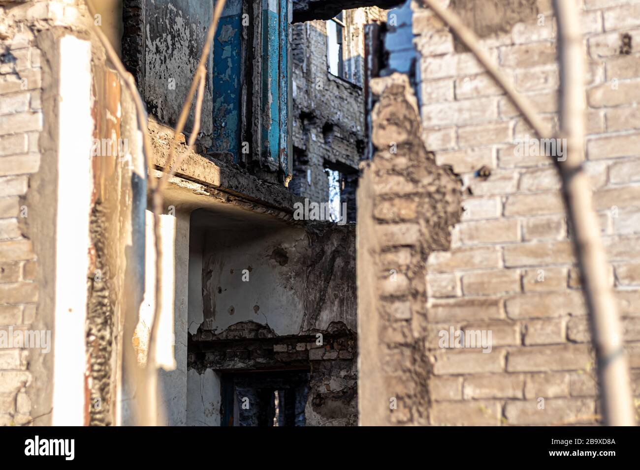 Ancienne maison ruinée. Et le ciel bleu. Les vestiges de maisons ...