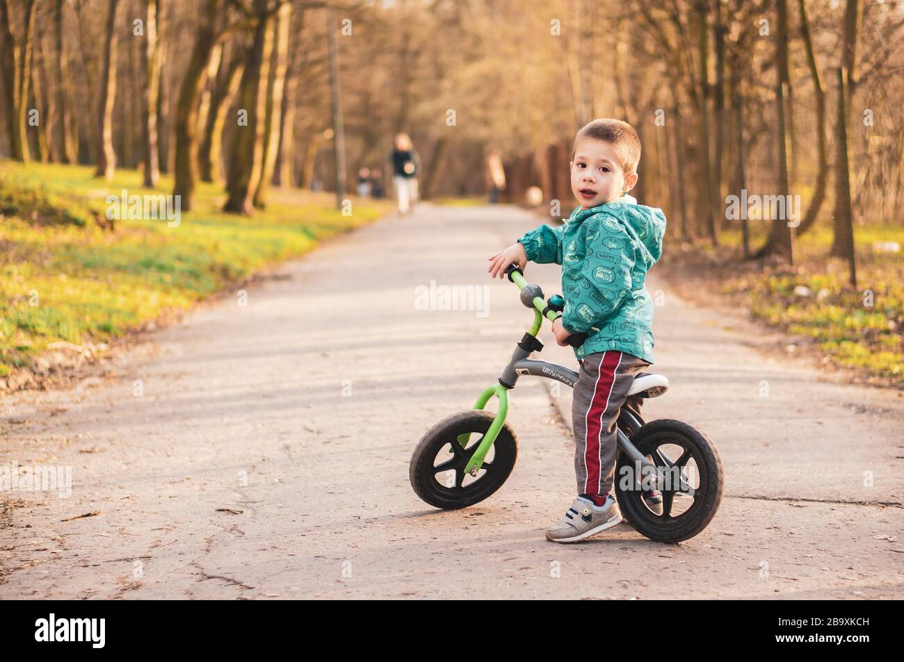 POZNAN, POLOGNE - 18 mars 2020: Jeune garçon caucasien polonais de deux ...