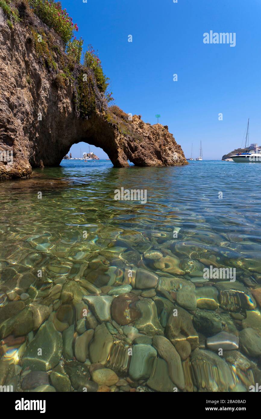 Roches de Caciocavallo, île de Ponza, îles Pontines, Latium, Italie ...