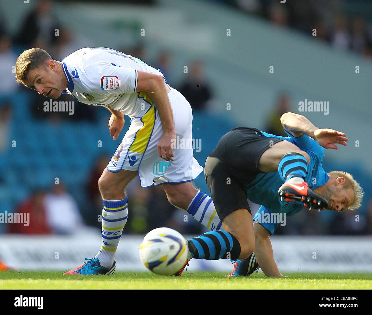 Michael Tongue de Leeds United (à gauche) et Simon Gillett de ...