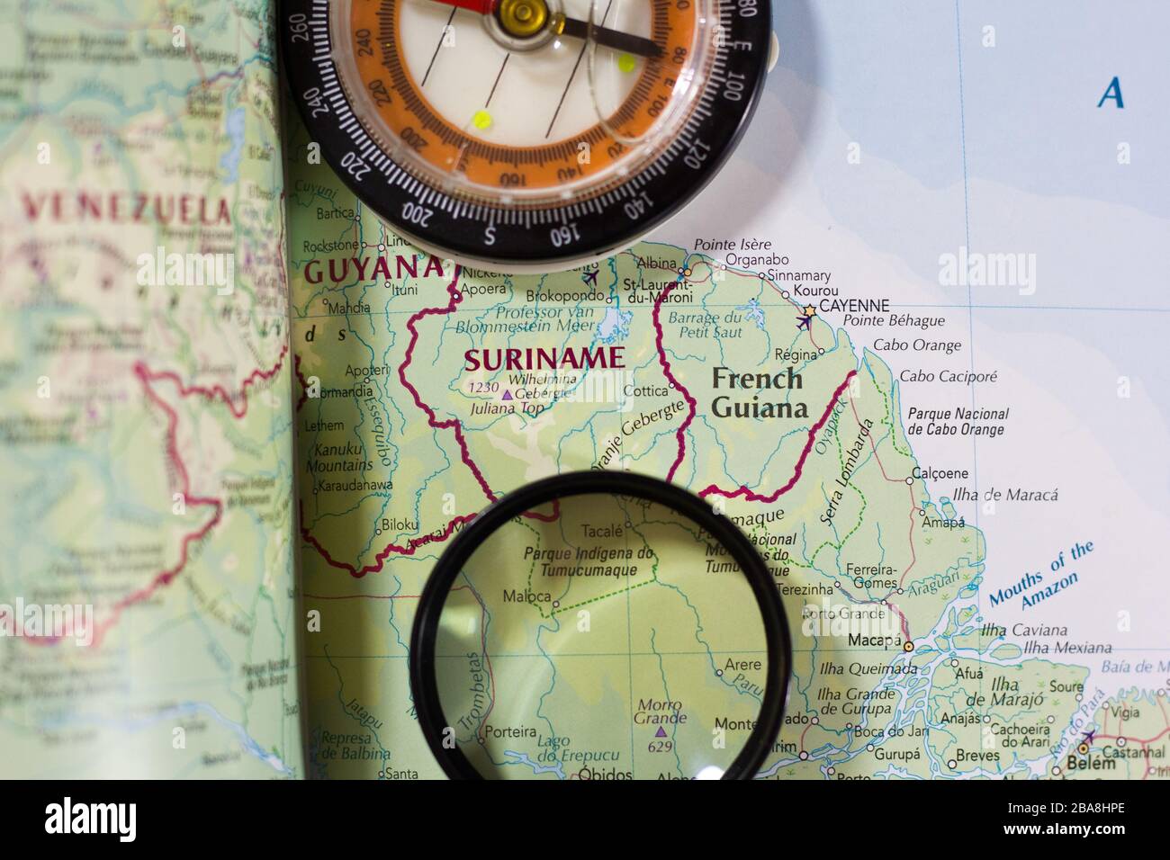 Suriname sur la carte du monde ou de l'atlas Photo Stock - Alamy
