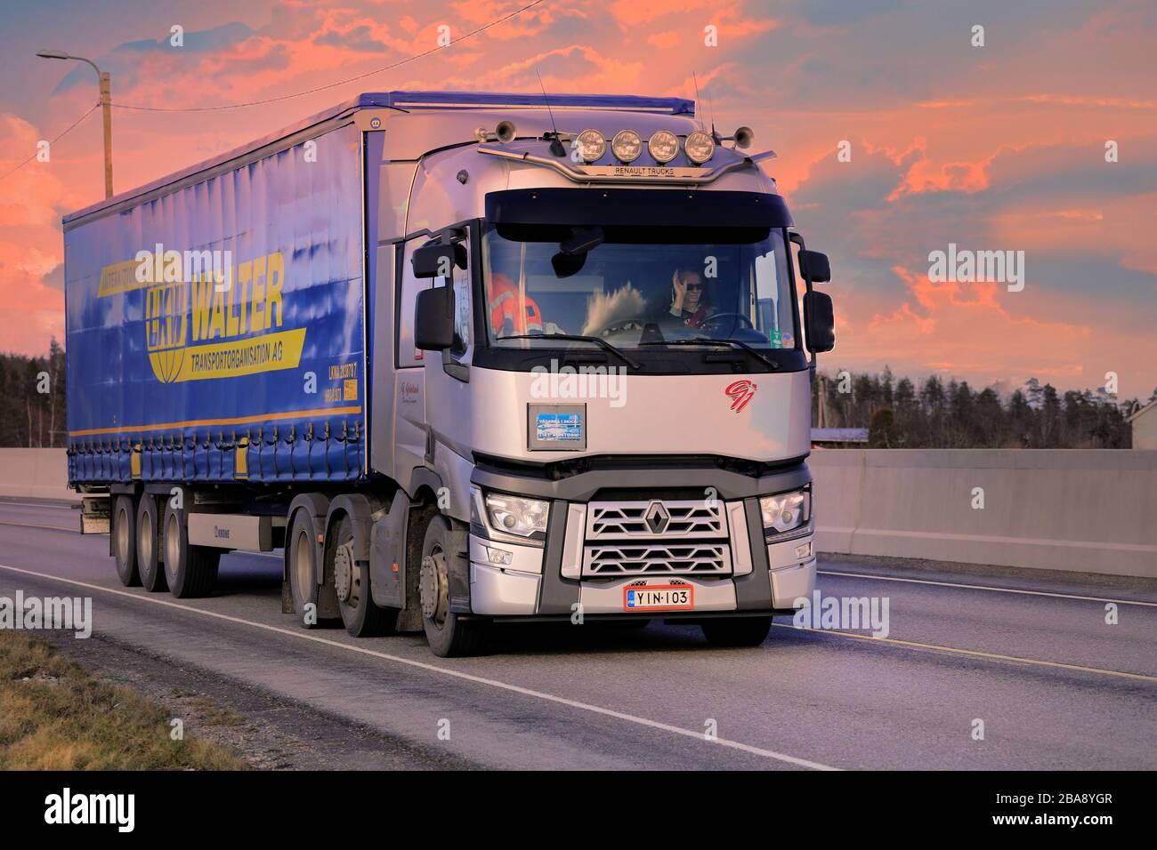 Silver Renault Trucks T lorry G Gronlund tire la remorque LKW Walter ...