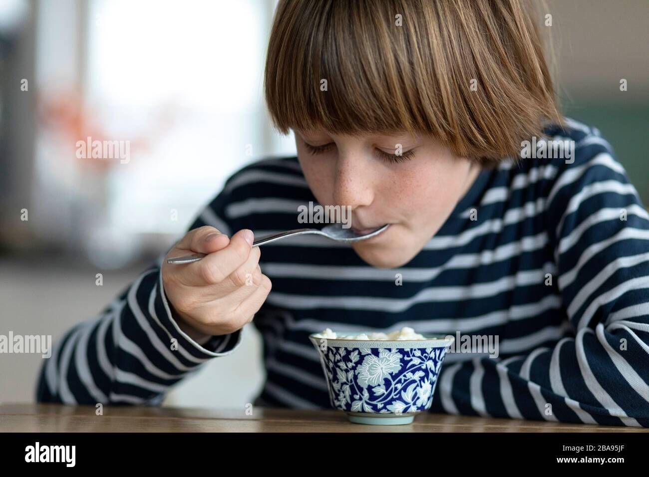 Manger du riz au lait Banque de photographies et d’images à haute ...