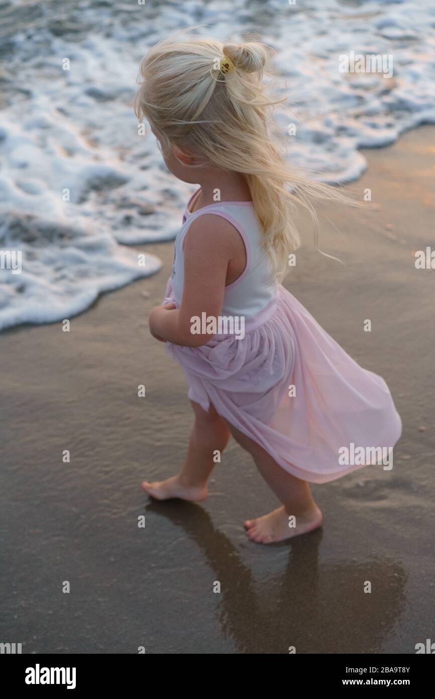 Fillette sur la plage Banque de photographies et d’images à haute ...