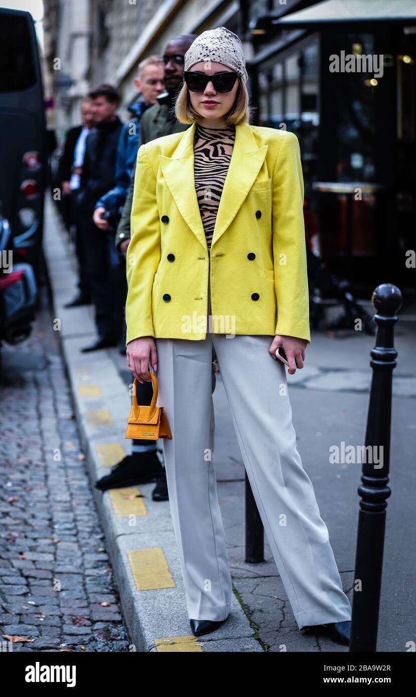Jeunes Femmes Dans Les Rues De Paris Banque d'image et photos - Alamy