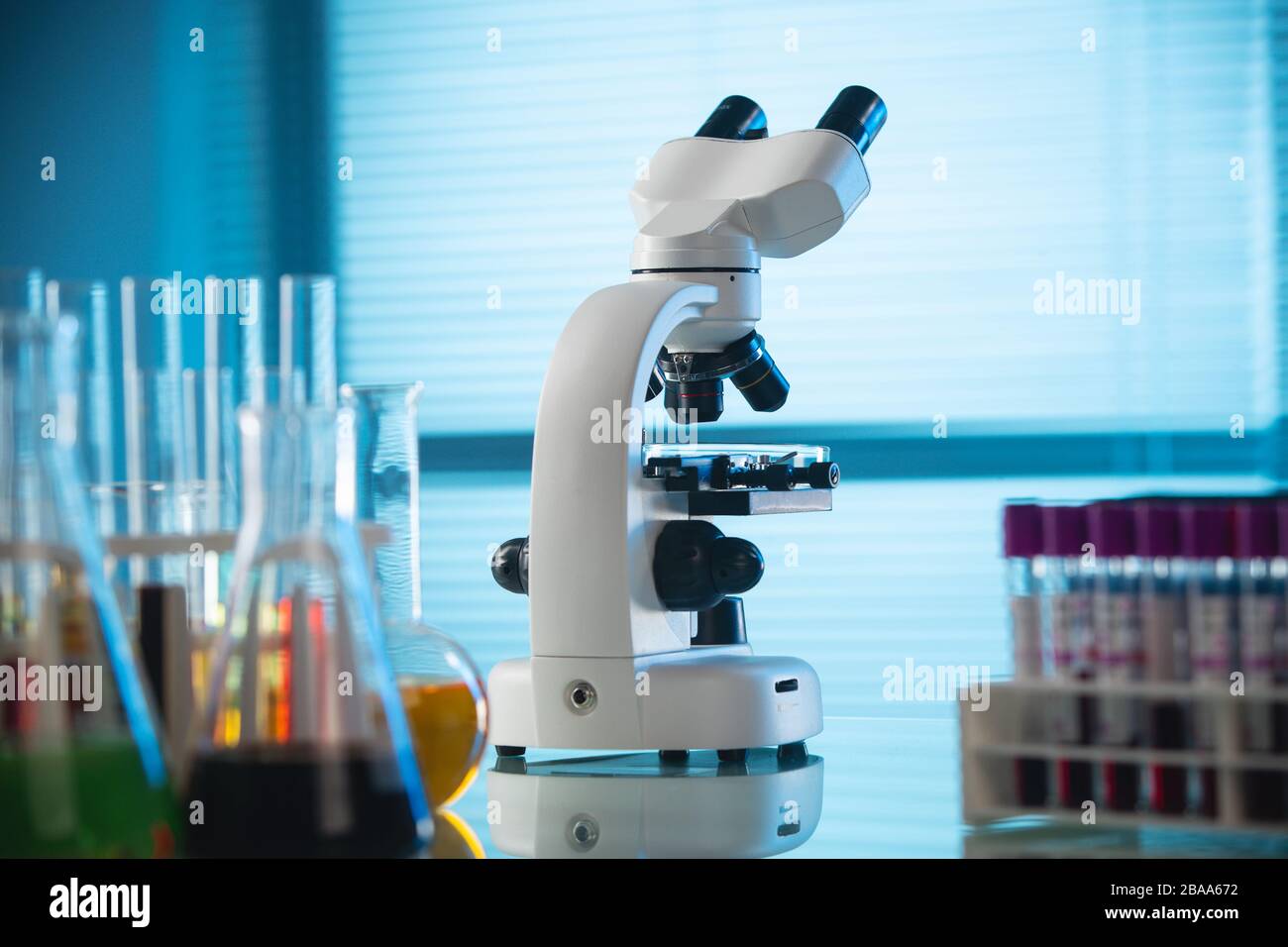 Microscope en laboratoire et autres équipements Photo Stock - Alamy