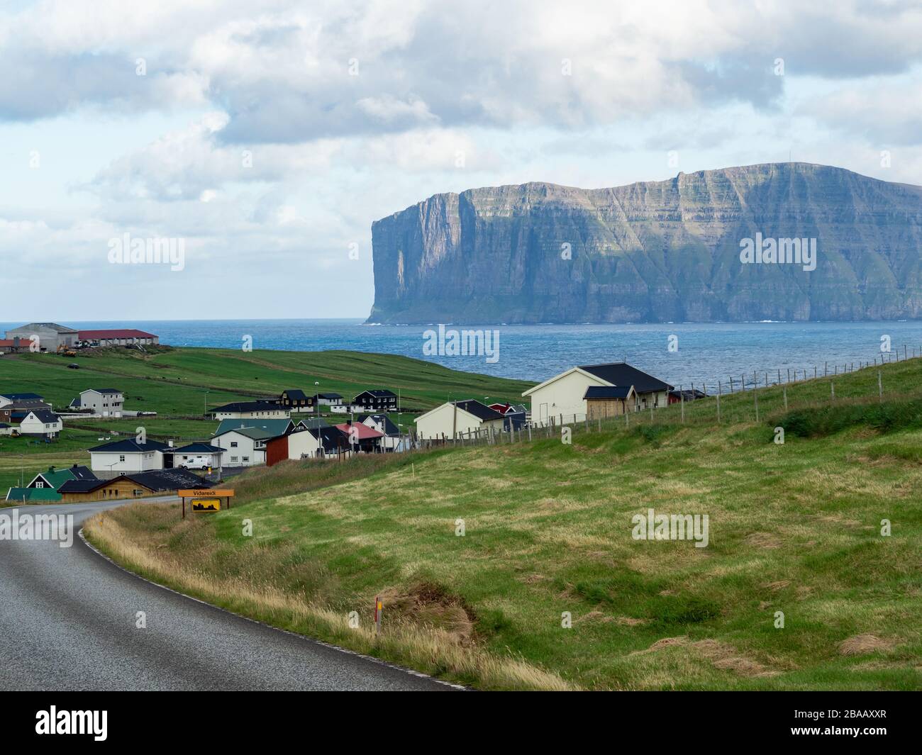 Îles Féroé, Viðoy, ville de Viðareiði. Vue de la route à la ville Photo ...