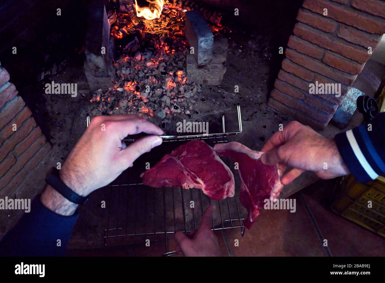 Cuire la viande Banque de photographies et d’images à haute résolution ...