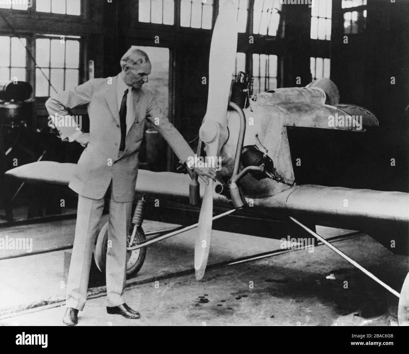 Henry Ford présente son Flivver volant au public le 30 juillet 1926. Il ...