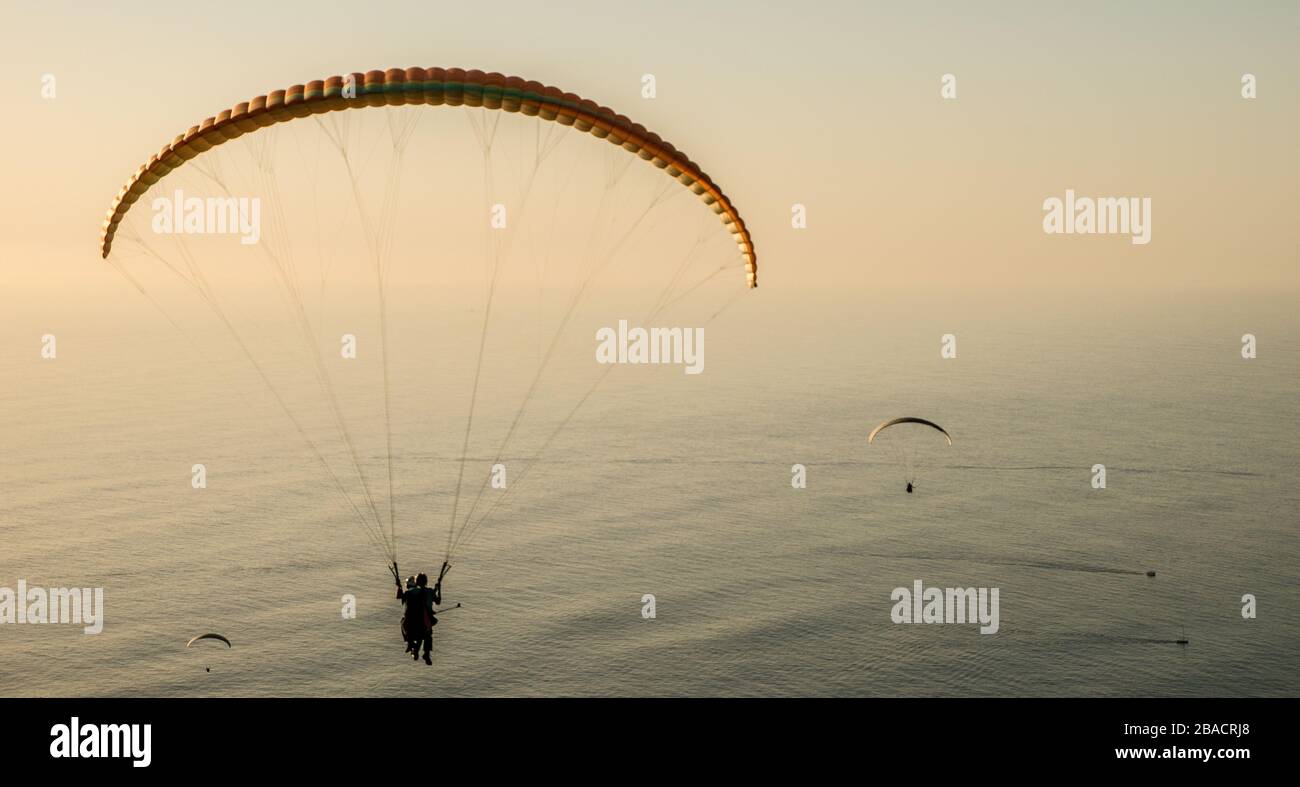 Prise de parapentes au-dessus de la mer sous la lumière du soleil ... Prise de parapentes au-dessus de la mer sous la lumière du soleil ...