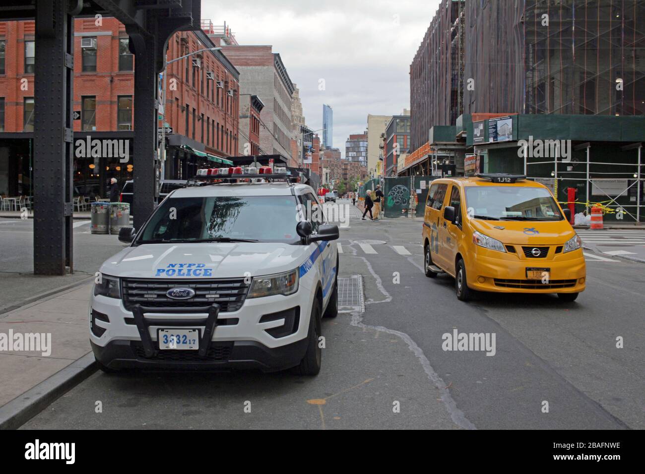 New york police car yellow taxi cab Banque de photographies et d’images ...