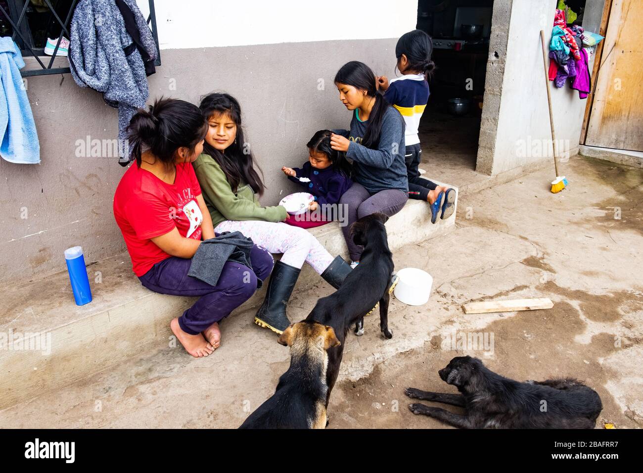 Enfant mangeant du riz au lait Banque de photographies et d’images à ...