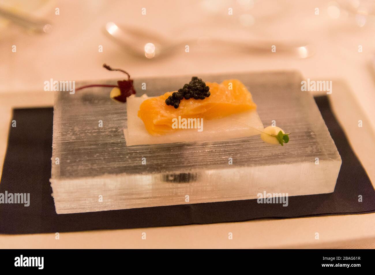 Omble chevalier fumé froid, mayonnaise kohlrabi et bouleau pickled ...