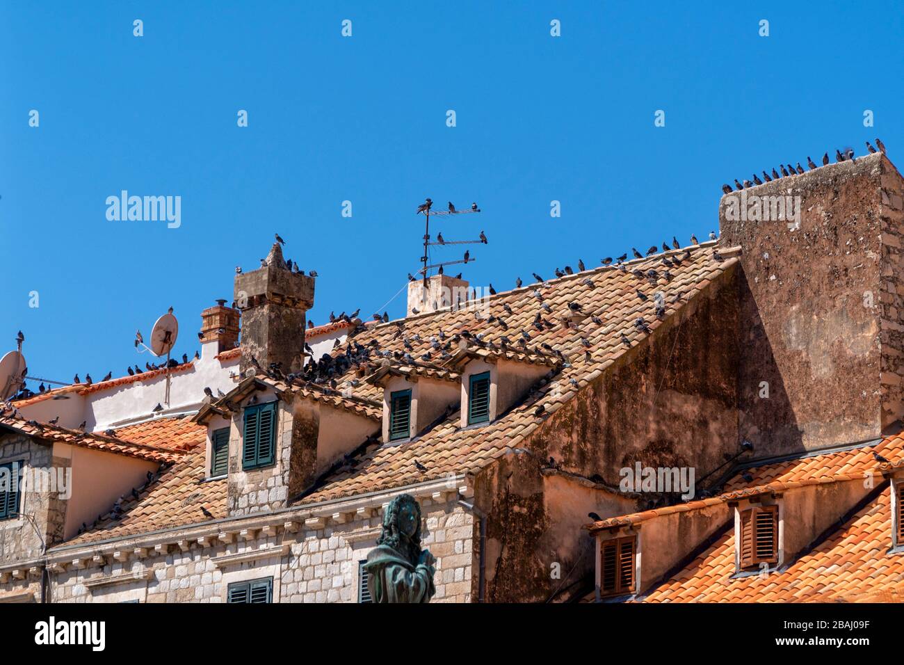 Tuile De Toit Rouge Banque d'image et photos - Alamy