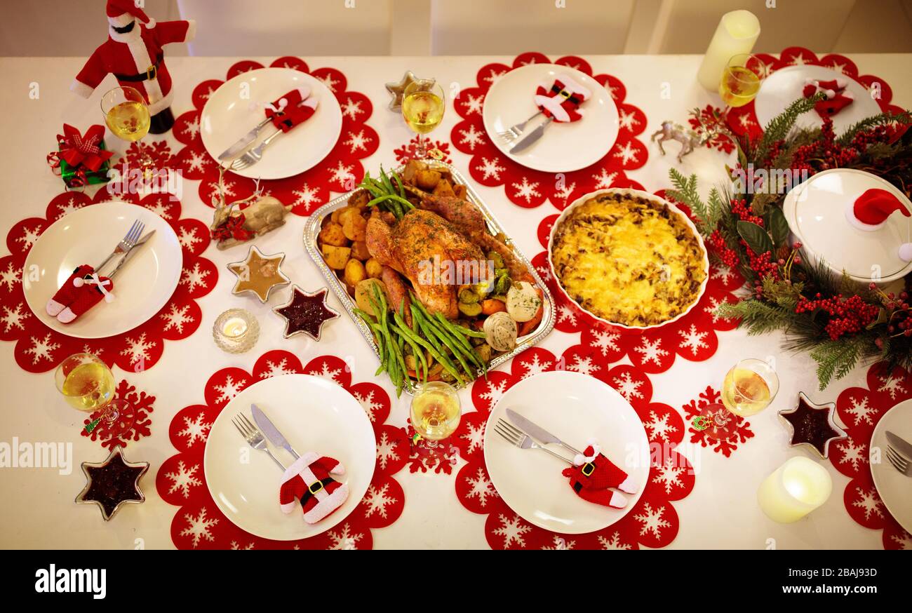 Dîner de Noël à cheminée et décoré arbre de Noël. Plat à rôti de dinde ...