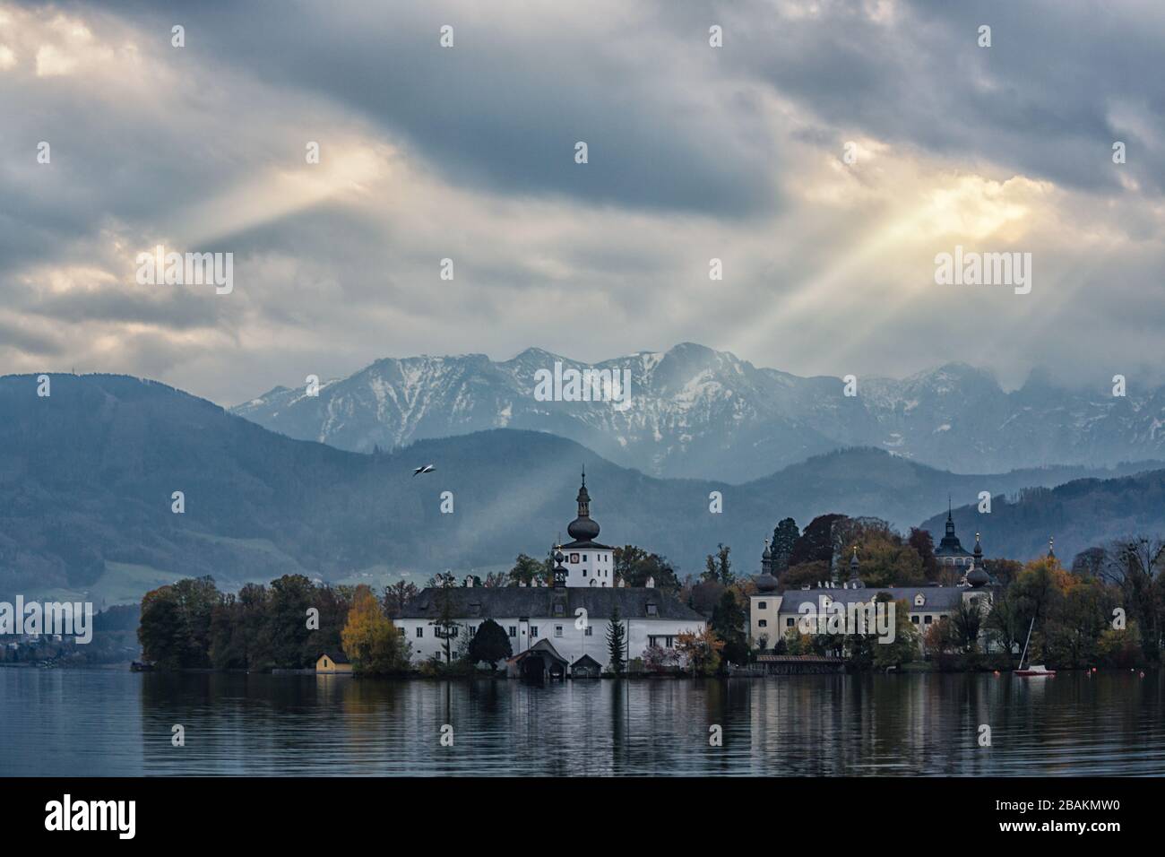 Le château de Schloss Ort dans l'île le Traunsee, Autriche Photo Stock ...