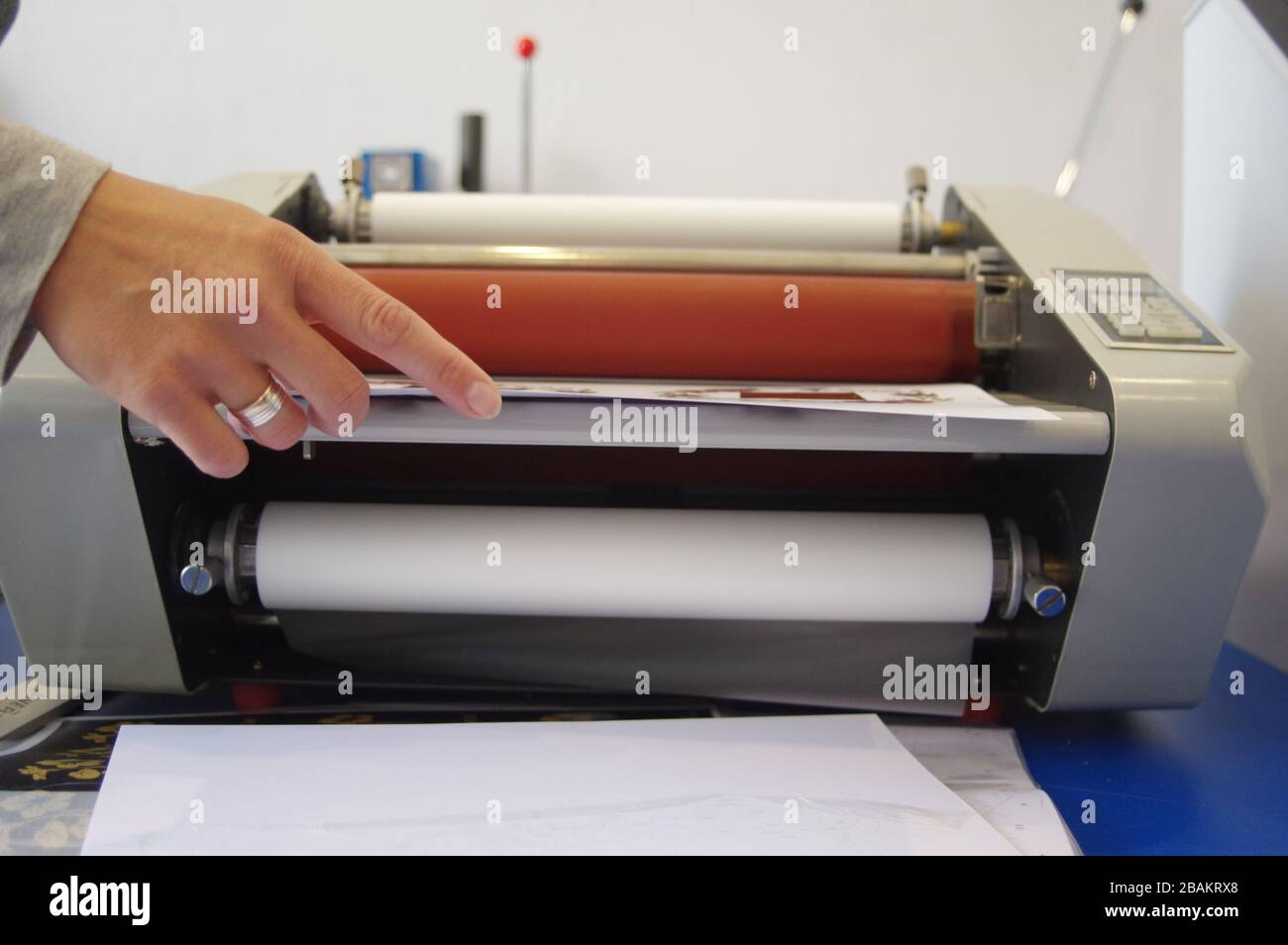 Laminating machine Banque de photographies et d’images à haute ...