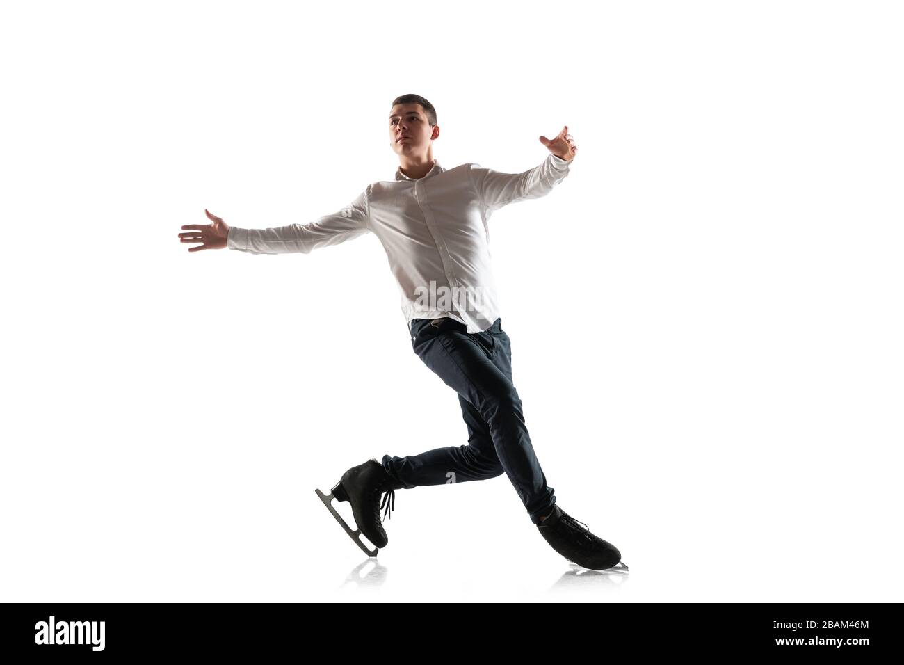 Homme patinage artistique isolé sur fond blanc studio avec copyspace ...