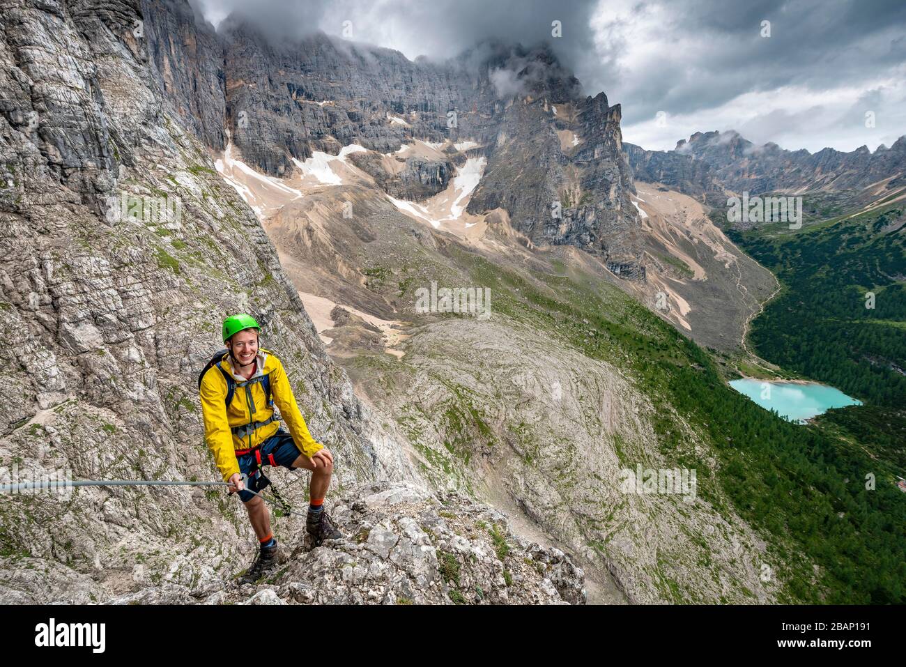 Alpiniste sur une via ferrata vandelli Banque de photographies et d ...