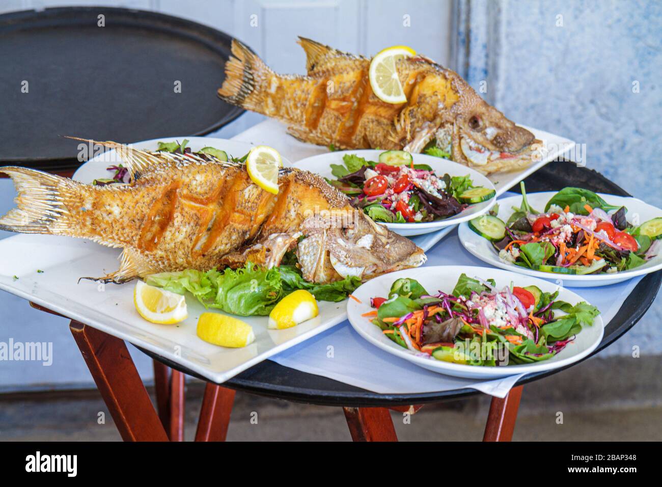 Salade de poisson frit Banque de photographies et d’images à haute ...