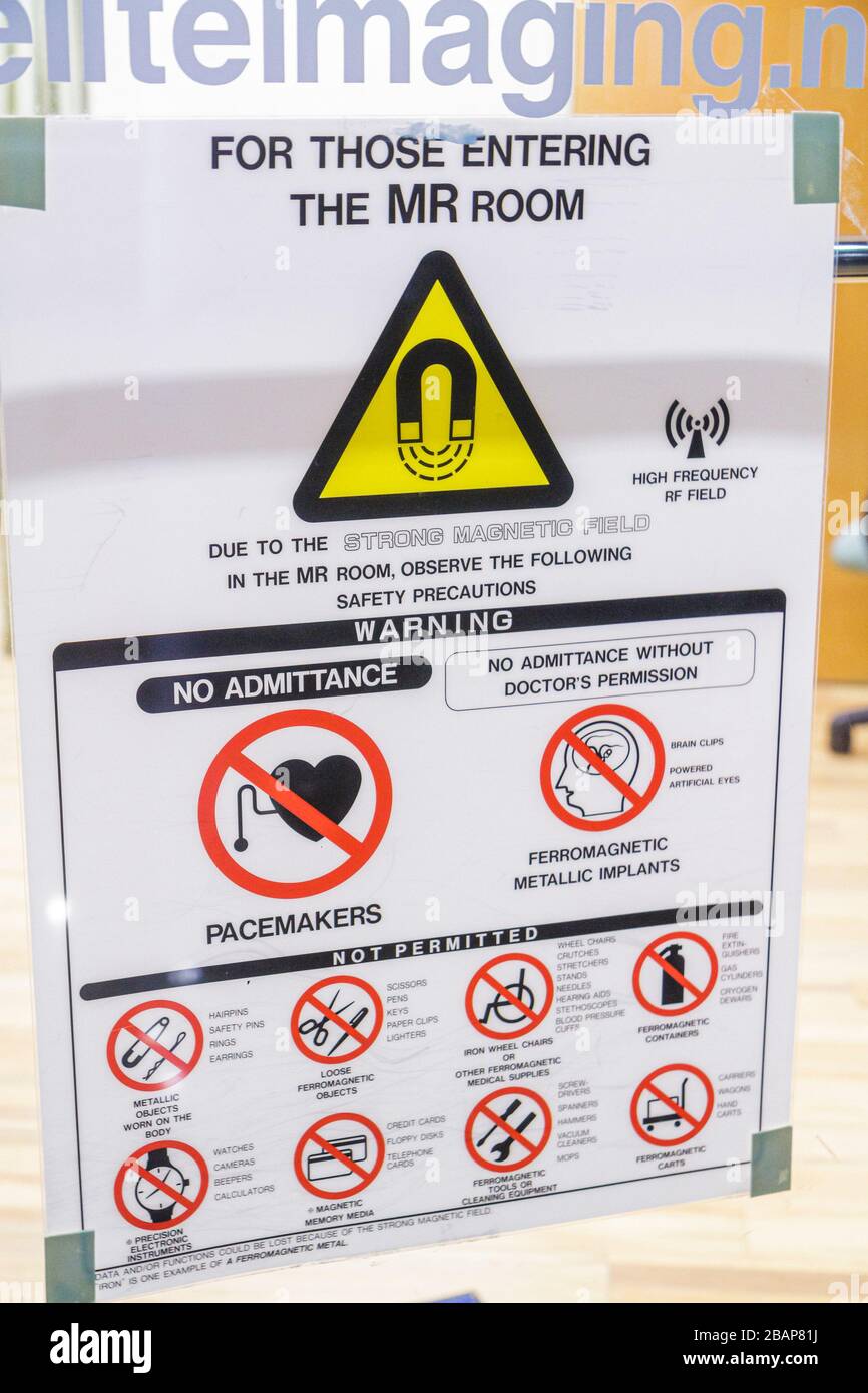 Magnetic field warning sign Banque de photographies et d’images à haute ...