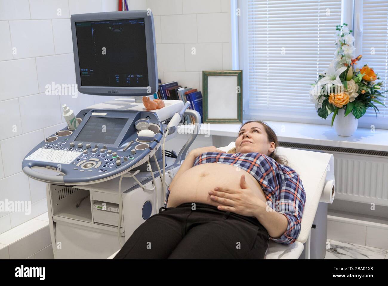La Femme Enceinte Est Prête Pour La Procédure Déchographie Allongé