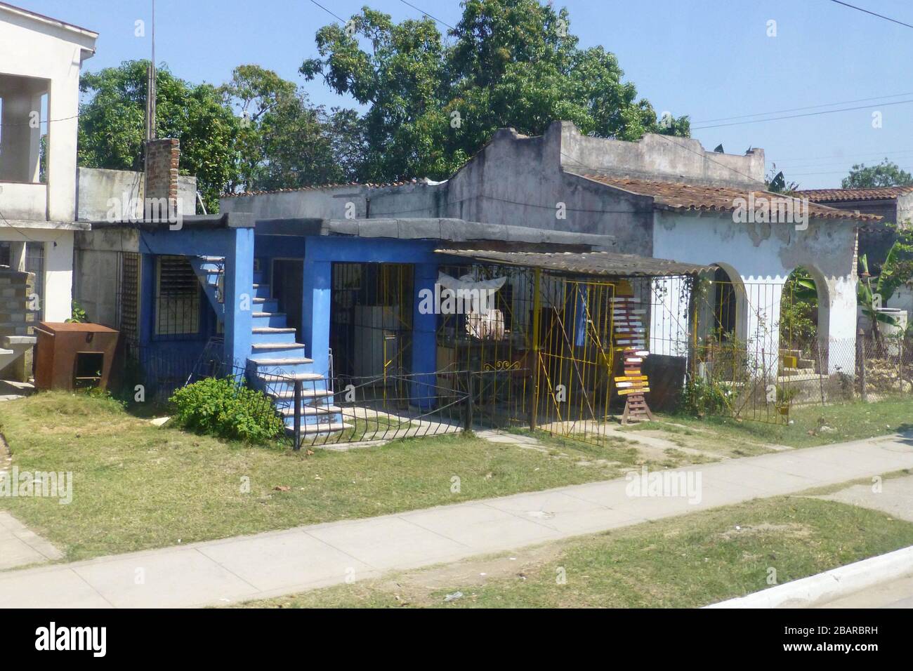 Maison à Cuba avec arches entrée arche ferme style bâtiment type ...