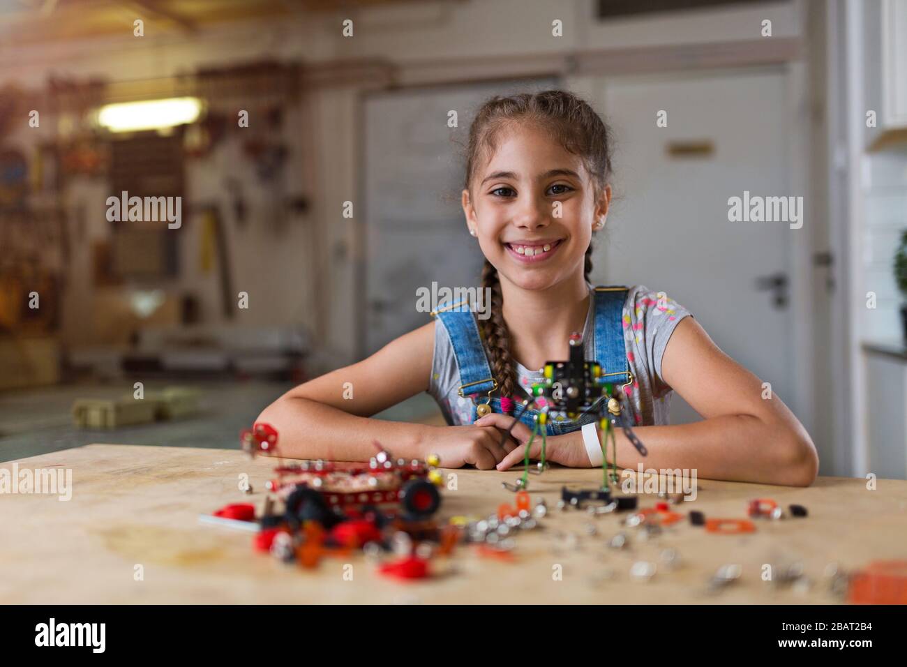 Children playing with robot Banque de photographies et d’images à haute ...